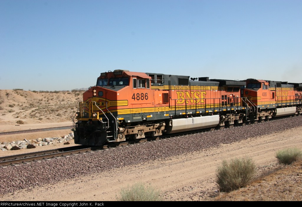 BNSF 4886